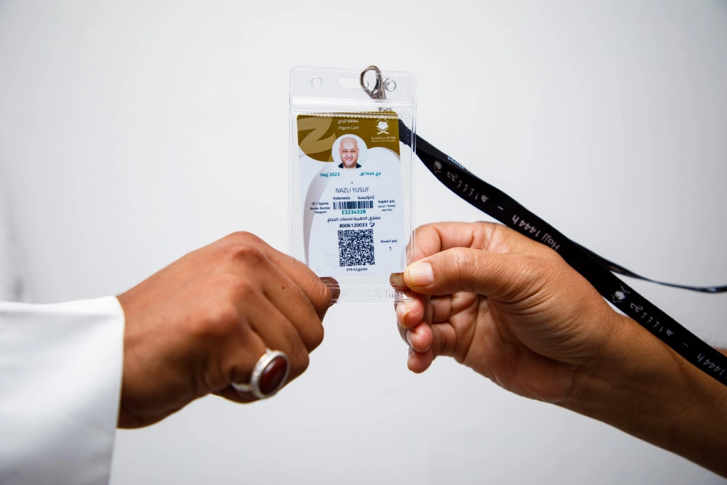 Jemaah Wajib Kalungkan Smart Card | Nabawi Mulia - Biro Umrah Jogja dan ...